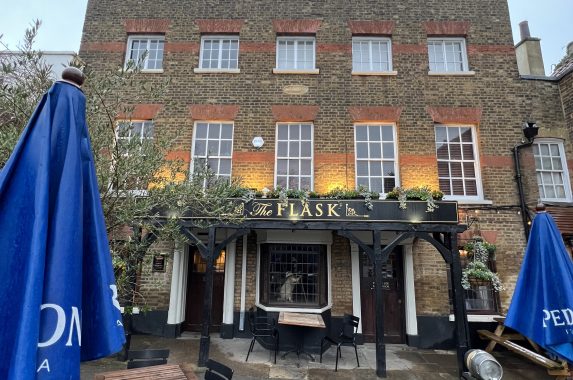 ザ・フラスク、ハイゲート The Flask, Highgate | パブ、ガストロ・パブ | ロンドン・レストランガイド - イギリス在住 ...